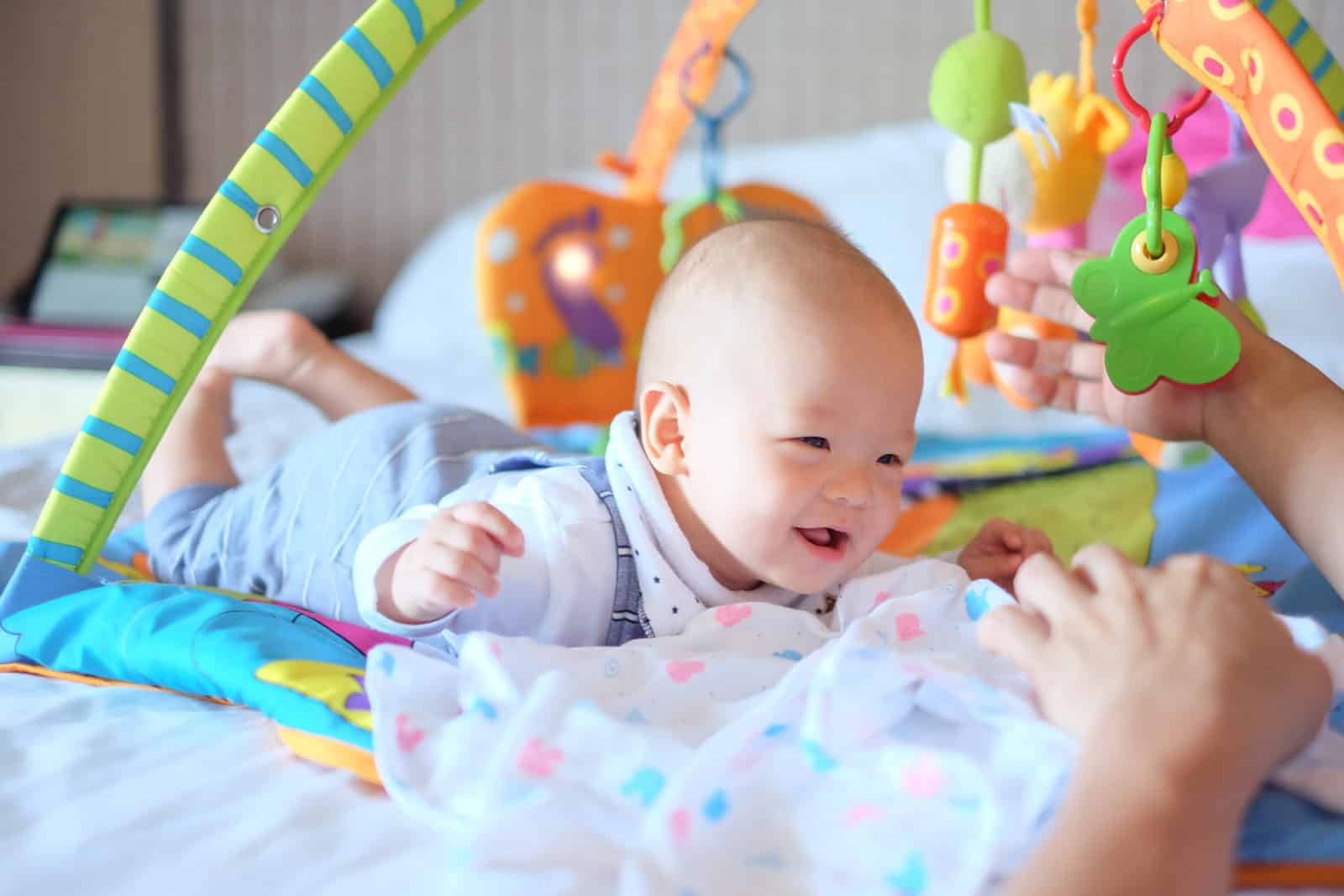Mit Baby die Bauchlage üben: 7 wirkungsvolle Tipps - Das Familienmagazin