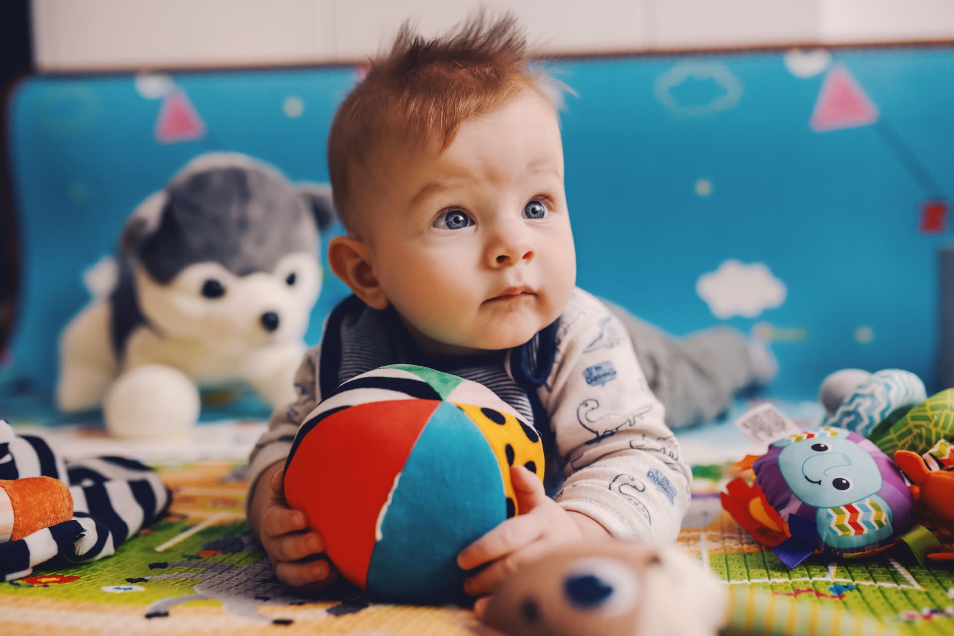 Robben: Ab wann erreichen Babys diesen Meilenstein? - Das Familienmagazin