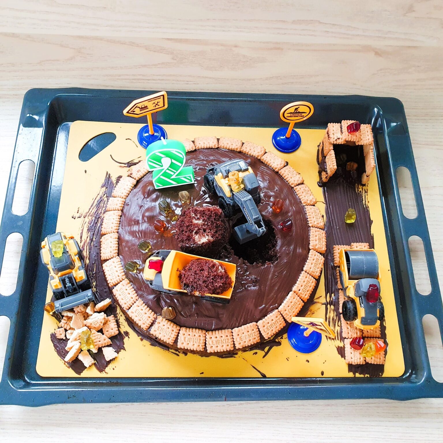 Einfacher Baustellen-Kuchen mit Keksen und Fruchtgummi - Das ...